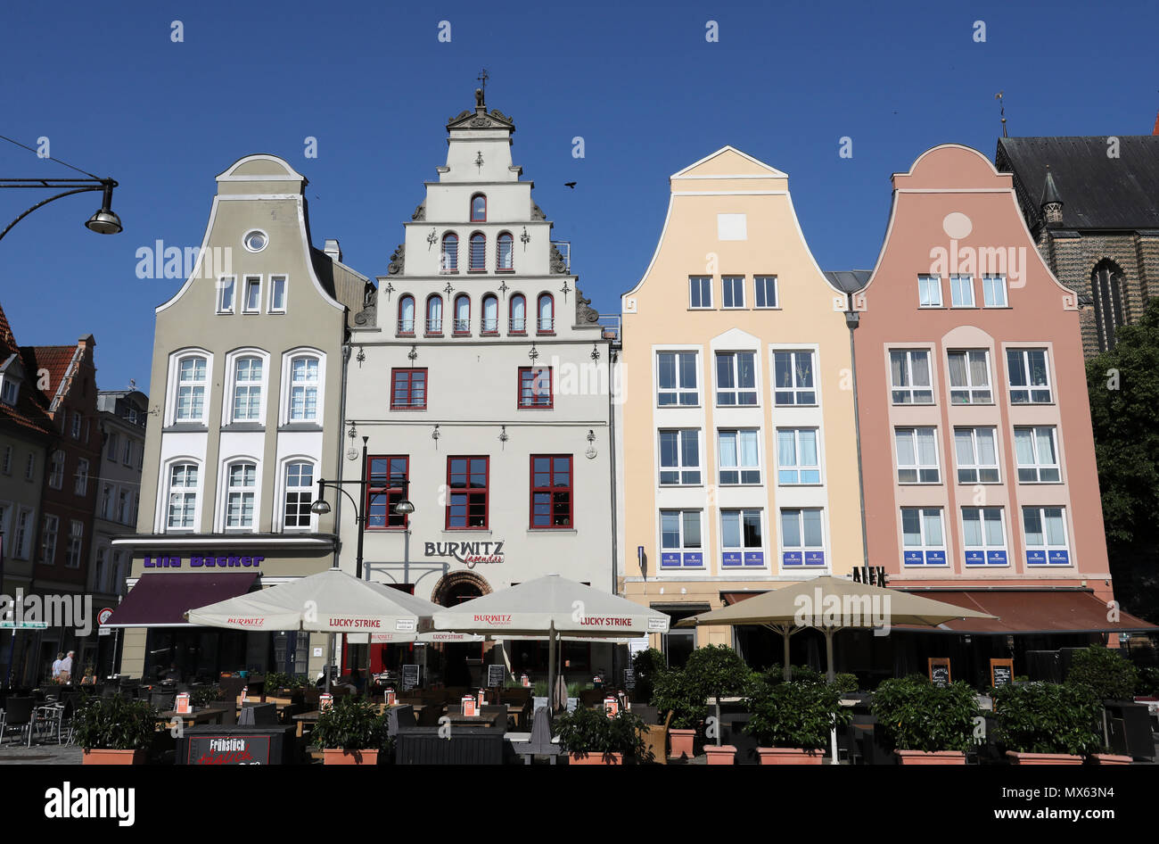 30 May 2018, Germany, Rostock: The buildings on the 'New Market' are ...