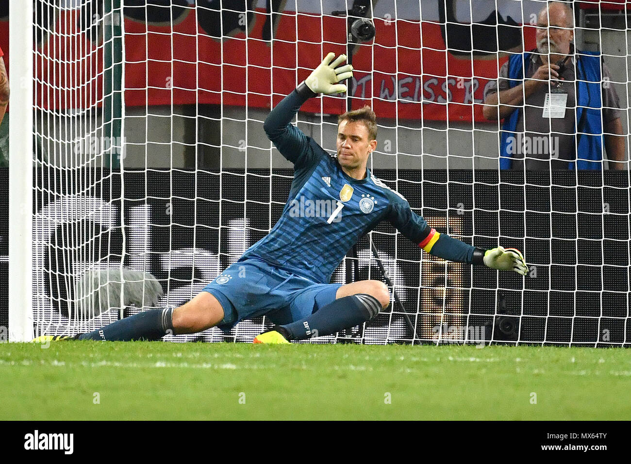 Manuel NEUER (goalwart GER), action, single action, single image, cut ...