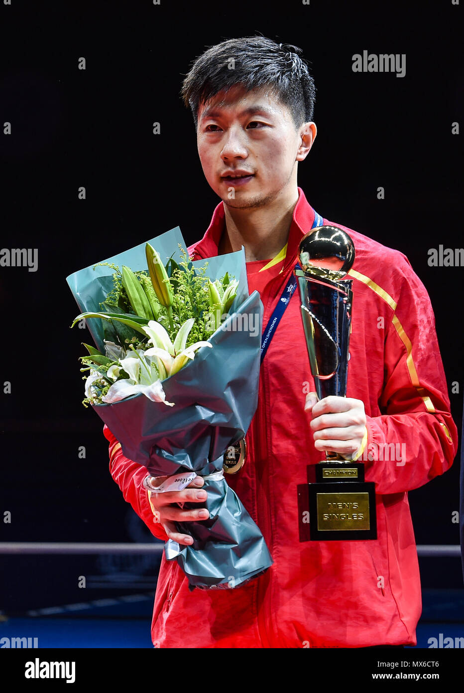 Chinas ma long poses trophy hi-res stock photography and images - Alamy