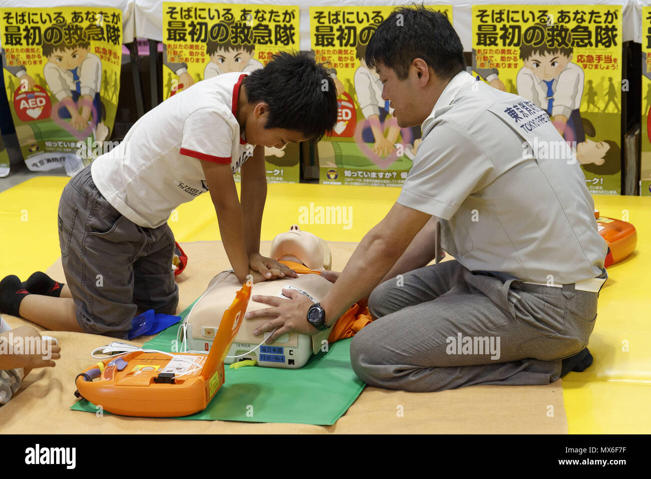 June 3, 2018 - Tokyo, Japan - A member of the Tokyo Fire Department (R ...