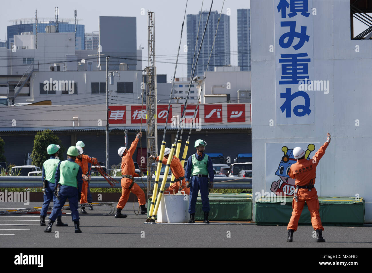 Tokyo, Japan. 3rd June, 2018. Firefighters participate in fire drills ...