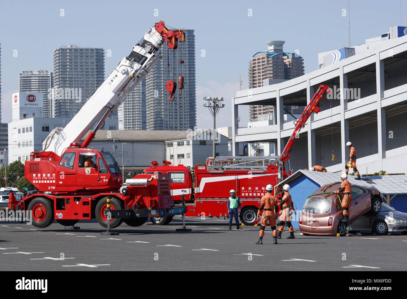 Tokyo, Japan. 3rd June, 2018. Firefighters participate in fire drills ...