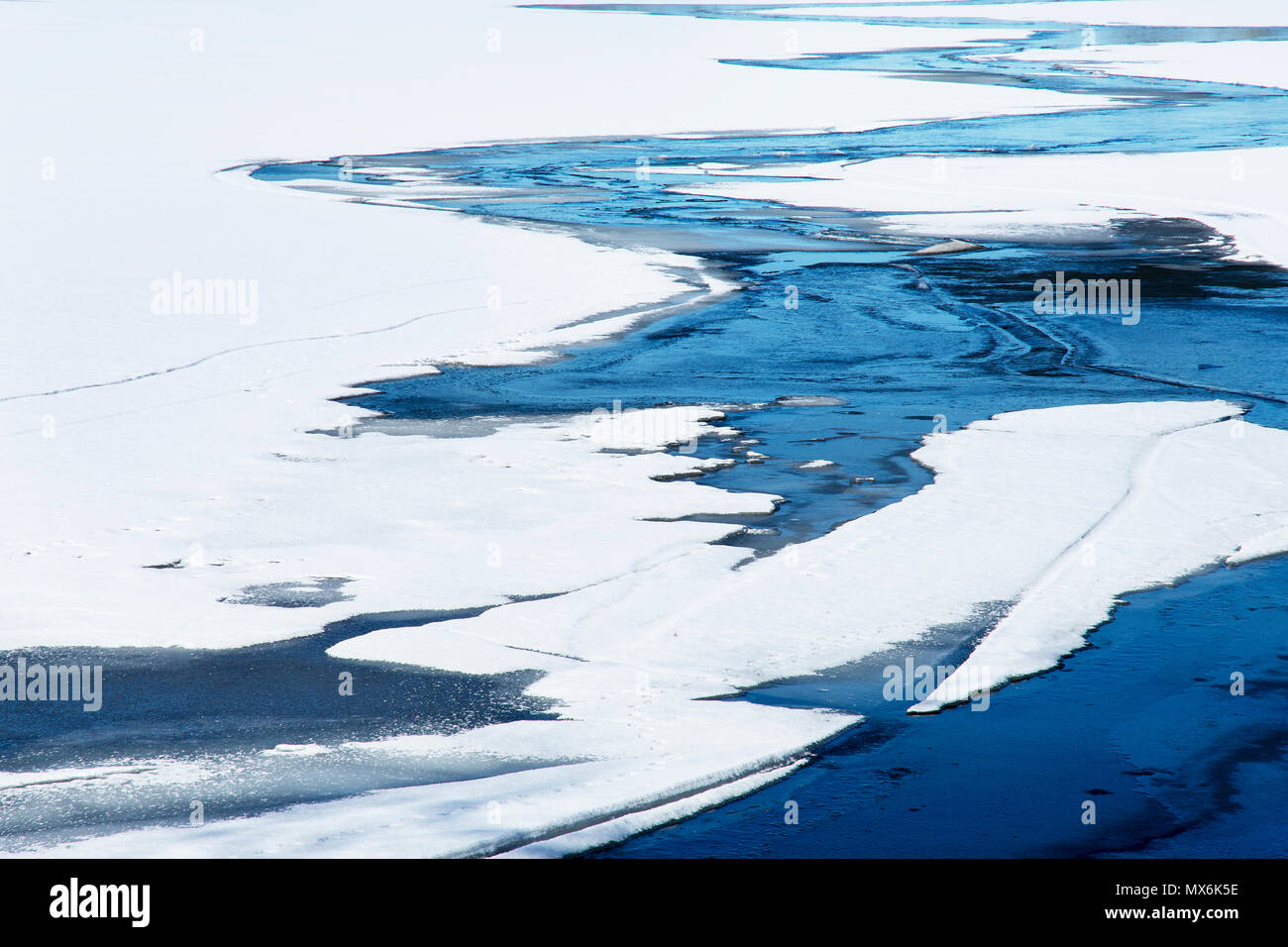 Snow and ice pattern on a frozen lake Stock Photo - Alamy