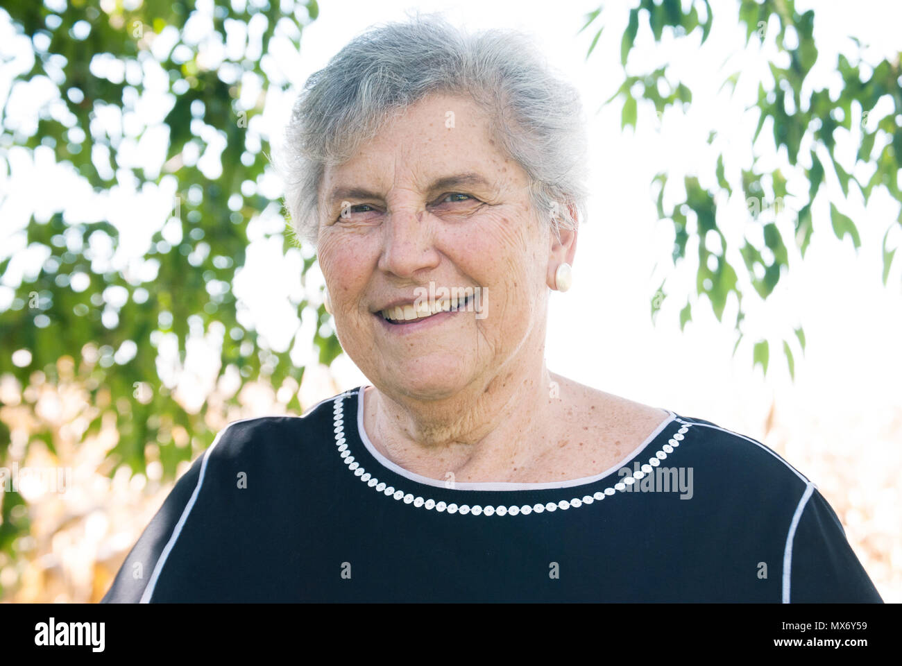 Smiling old lady hi-res stock photography and images - Alamy