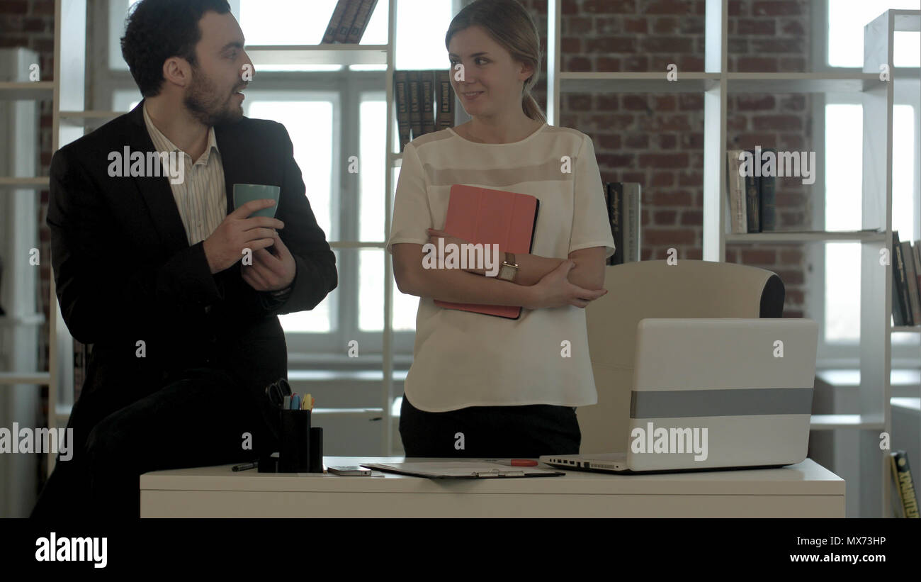 4k young women in discussion hi-res stock photography and images - Alamy