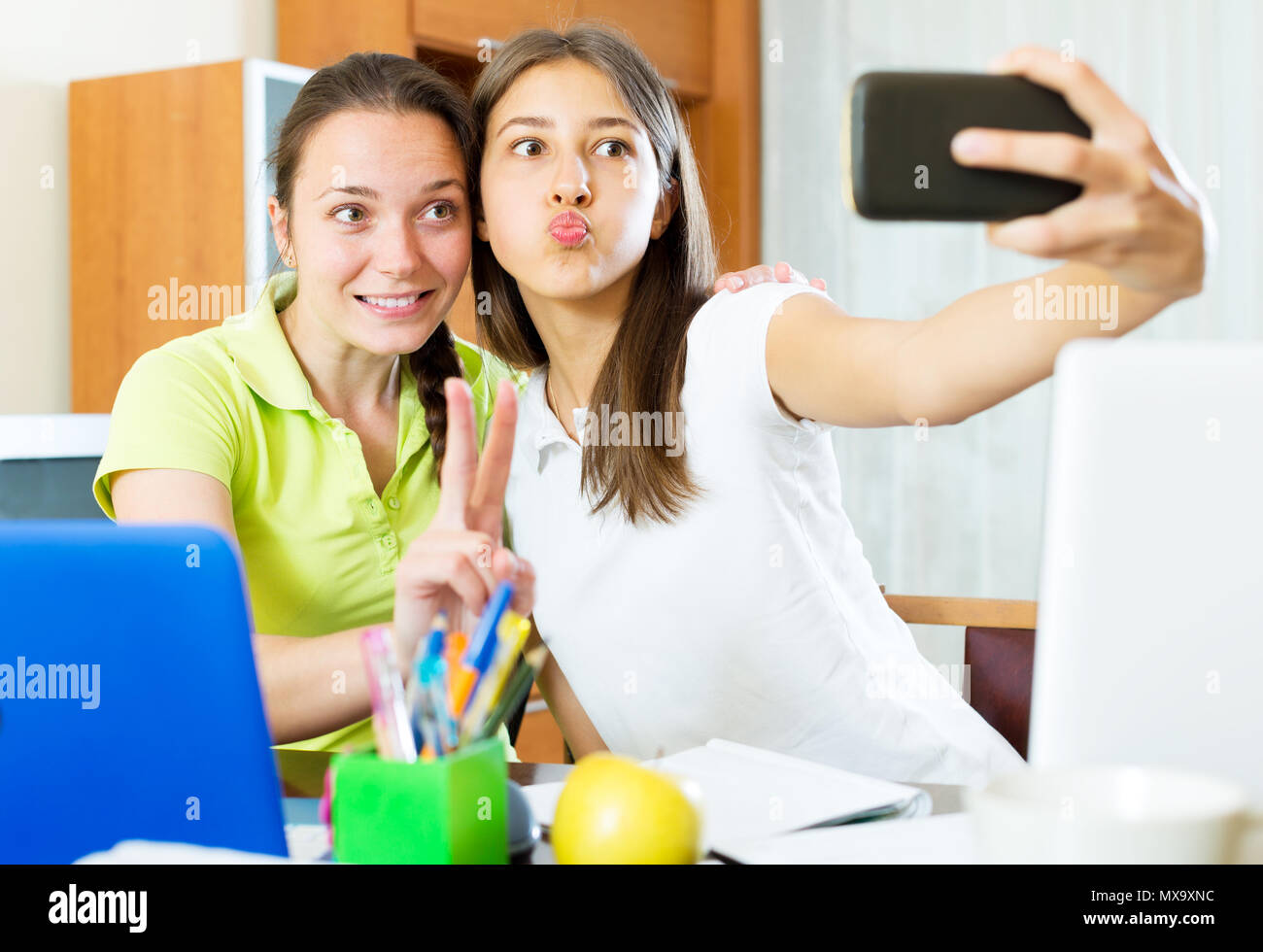 Two teen girls talking table hi-res stock photography and images - Alamy