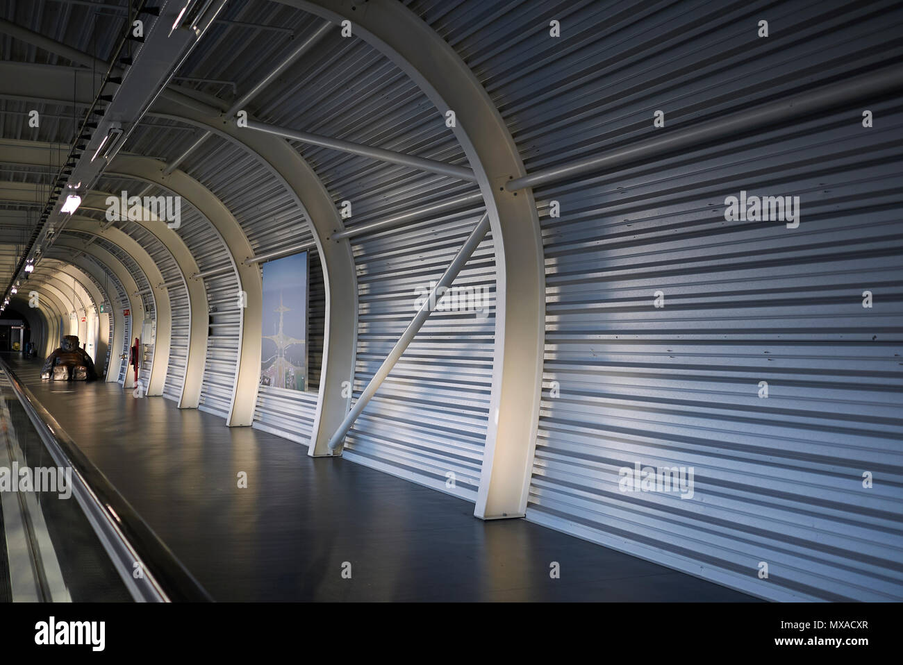 International Arrivals Gate Stock Photos & International Arrivals Gate ...