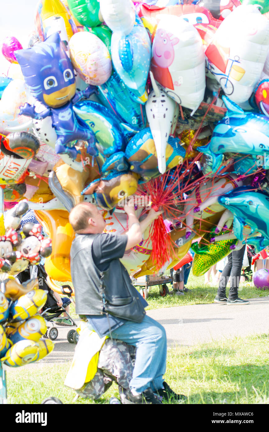 cambridge uk, 2018-06-03, Musicians and revellers lap up the sunshine ...