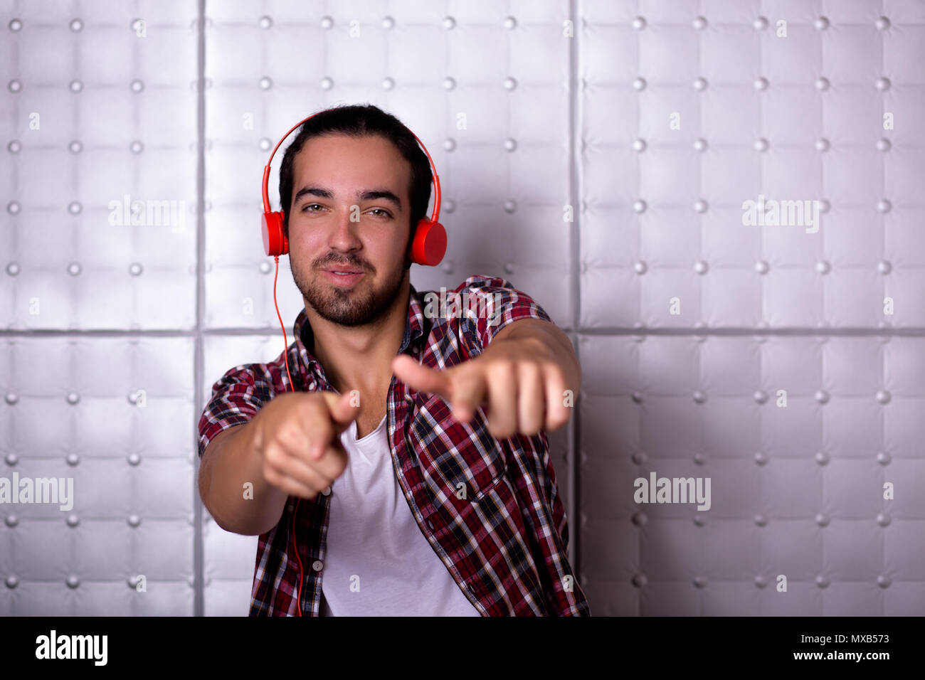 Man wearing white headphones hi-res stock photography and images - Alamy