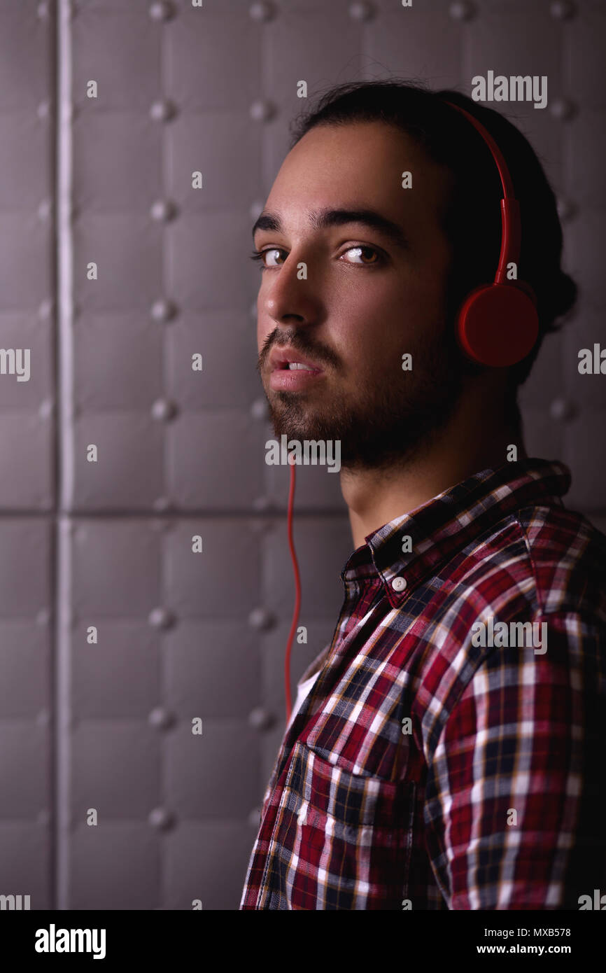 Man wearing white headphones hi-res stock photography and images - Alamy