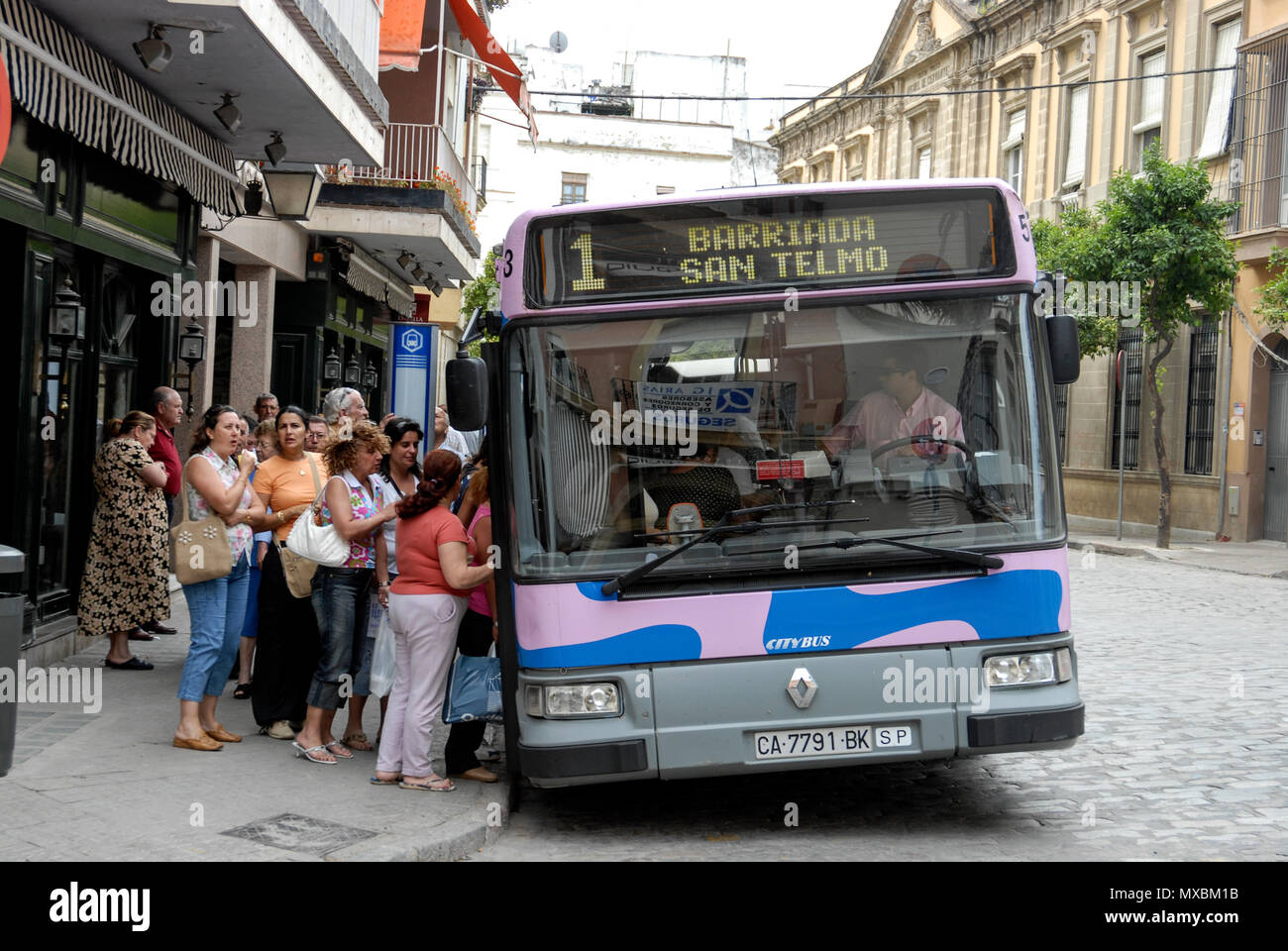 Queue for bus hi-res stock photography and images - Alamy
