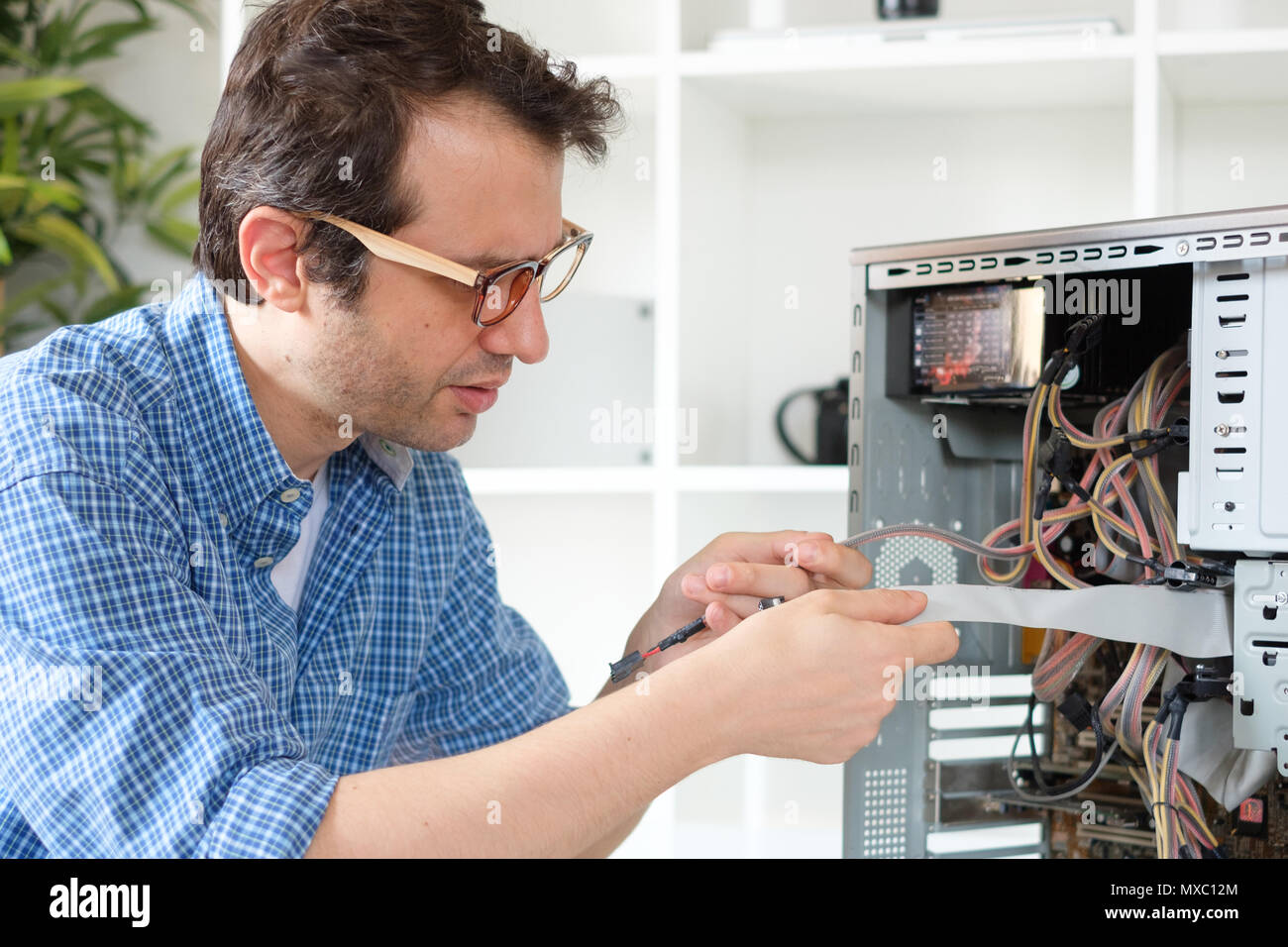 Computer repair office hi-res stock photography and images - Alamy