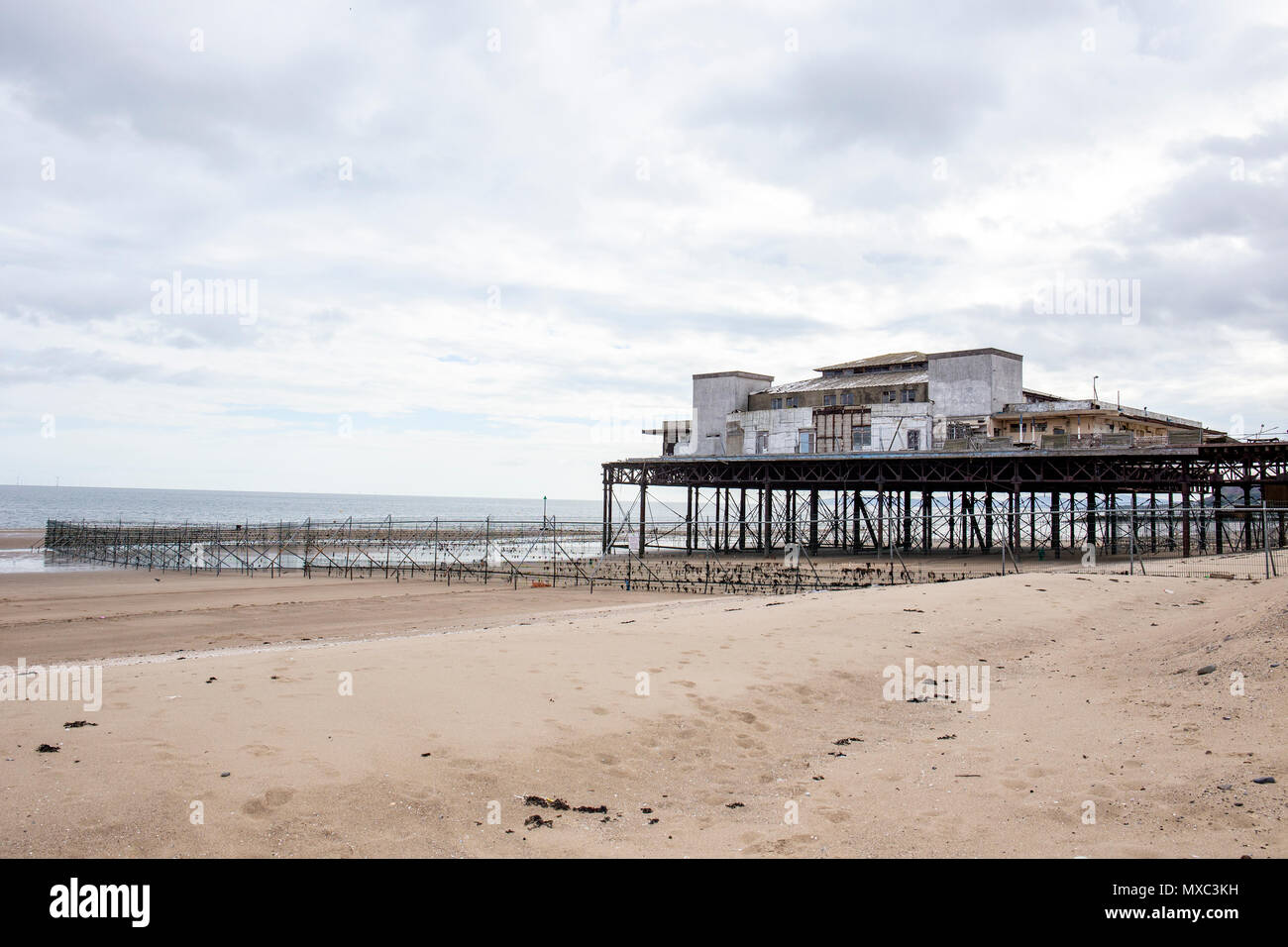 The abandoned victoria pier in colwyn bay hi-res stock photography and ...