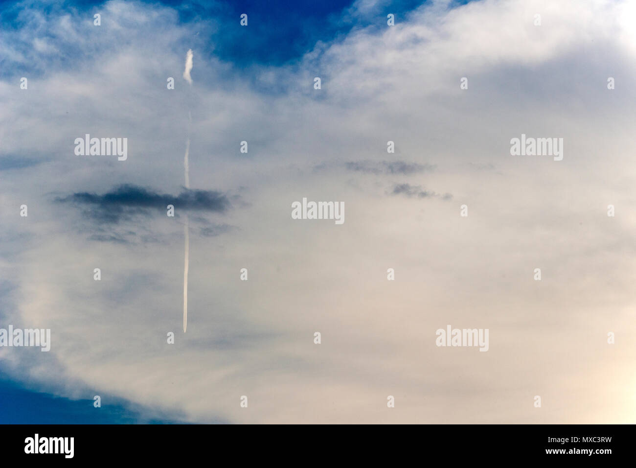 Airplane crossing cloud hi-res stock photography and images - Alamy