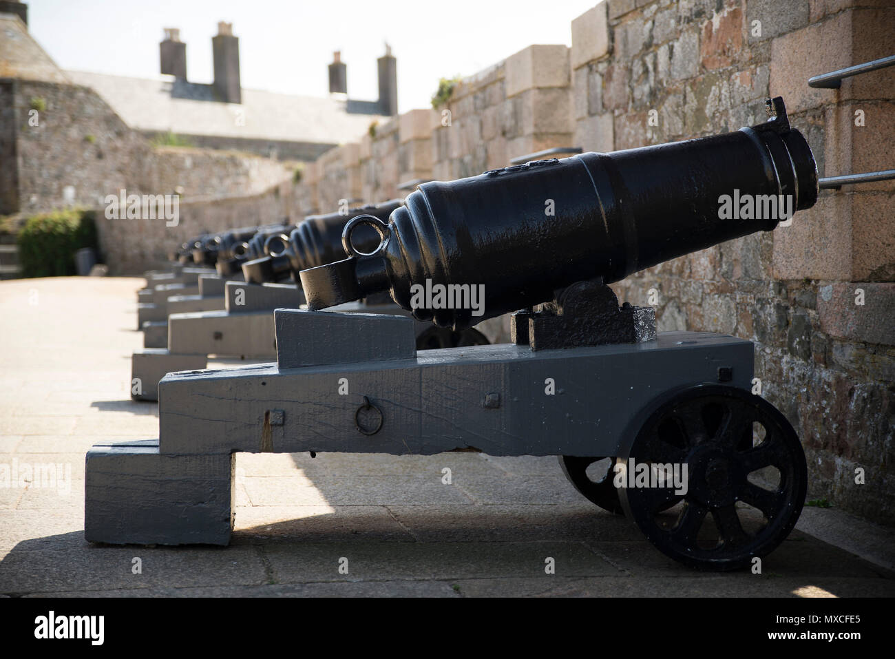 Castle cannons hi-res stock photography and images - Alamy