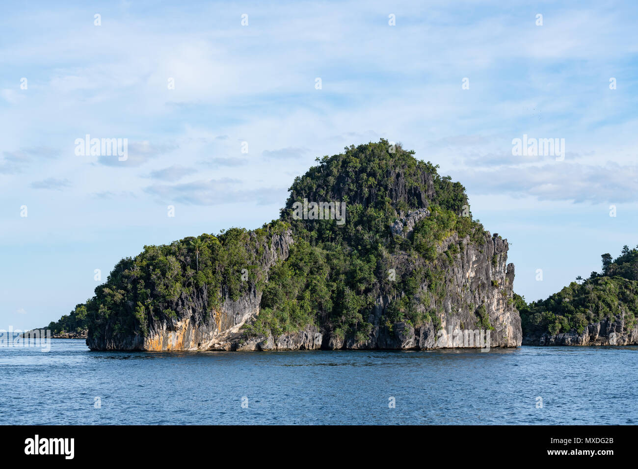 Group of small island in shallow blue lagoon water High Resolution ...