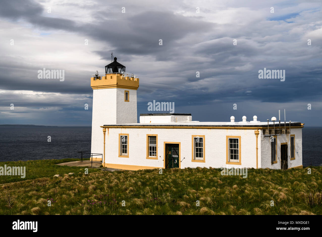 The duncansby head lighthouse at john o groats hi-res stock photography ...