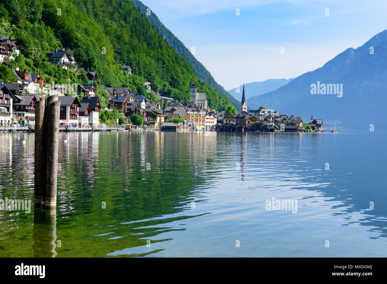Hallstatt: Hallstätter See (Lake Hallstatt), Hallstatt Old Town, ship ...