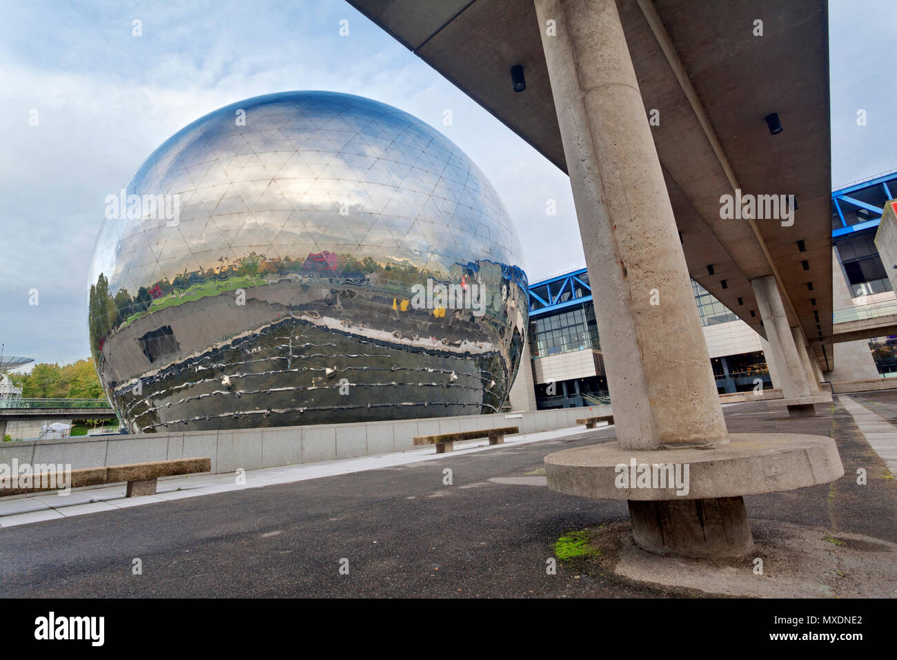 La Géode Cité Des Sciences Stock Photos & La Géode Cité Des Sciences ...
