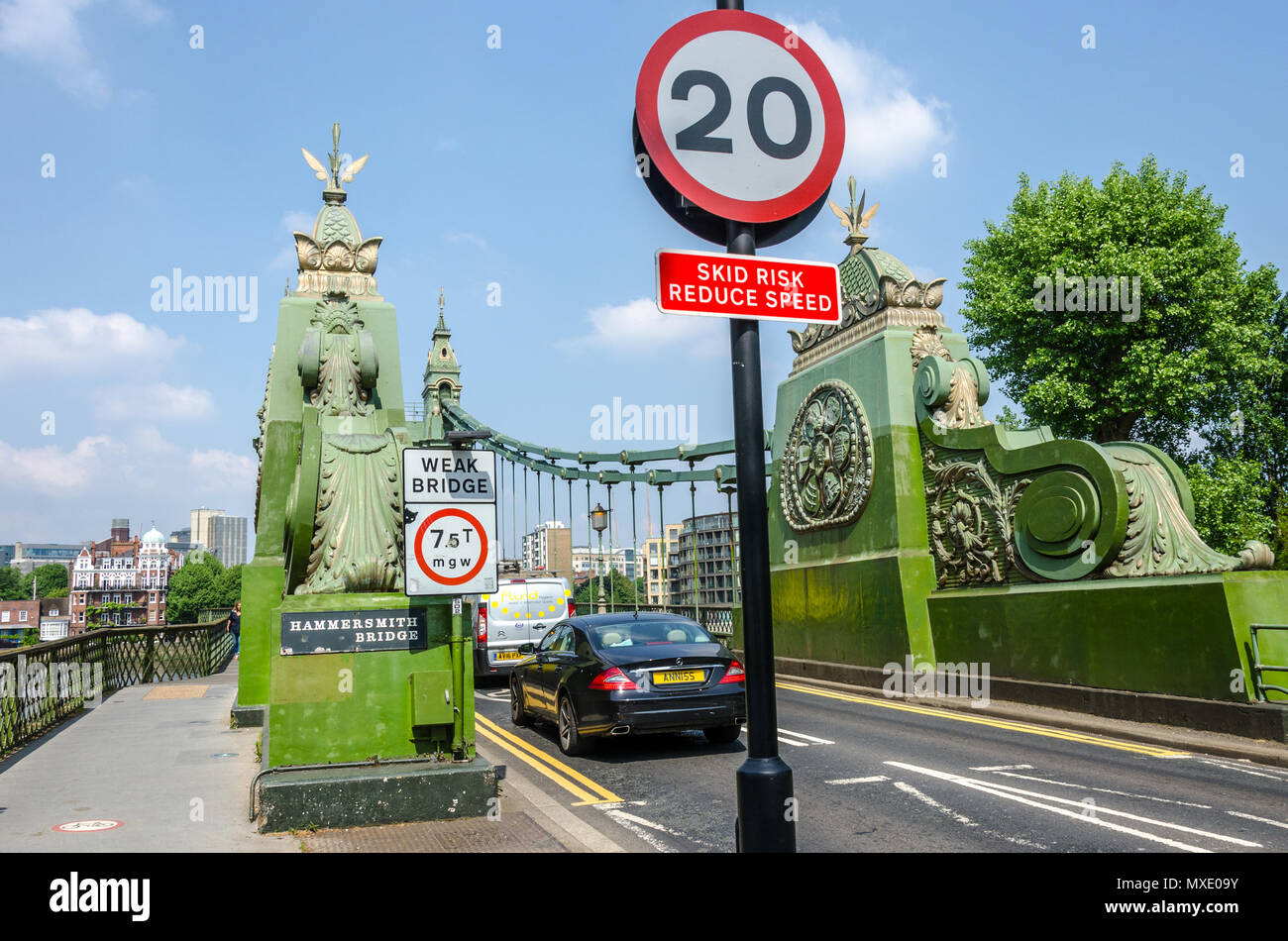 Weak bridge sign hi-res stock photography and images - Alamy