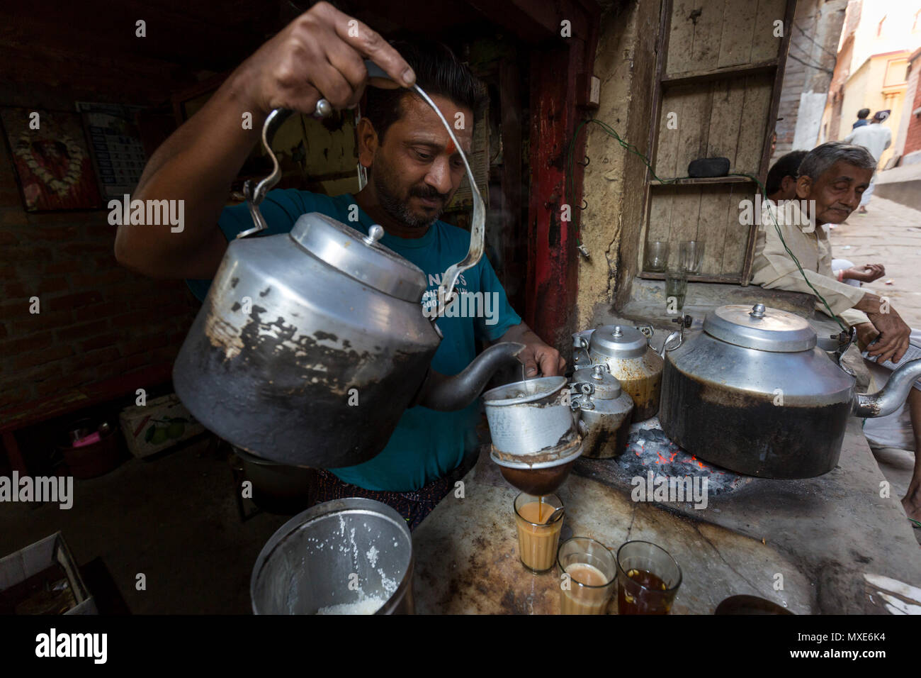 Man serving chai india hi-res stock photography and images - Alamy