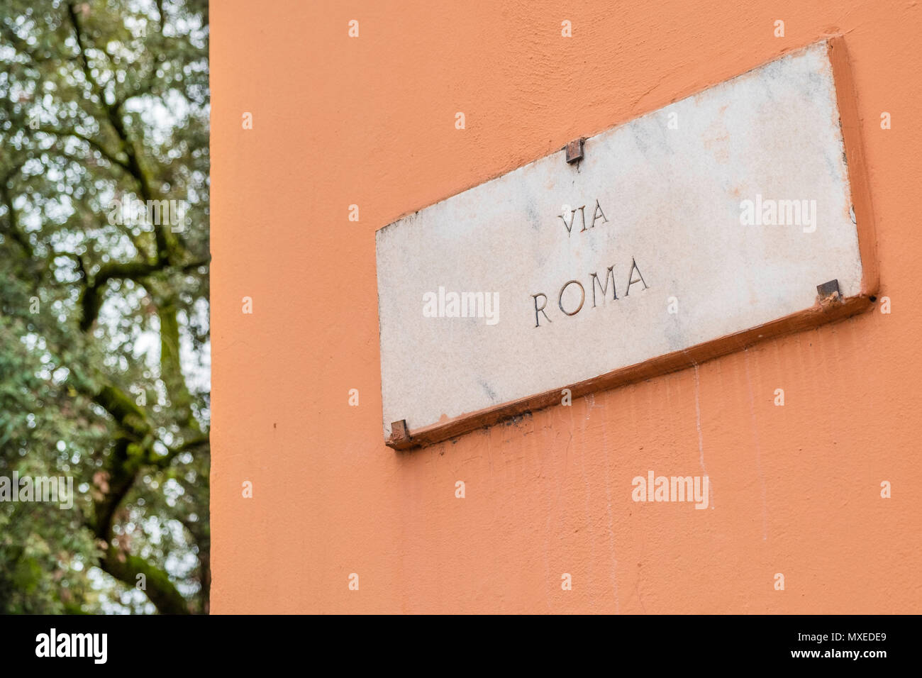 Old marble street sign Via Roma on a terracotta wall in Italy Stock ...