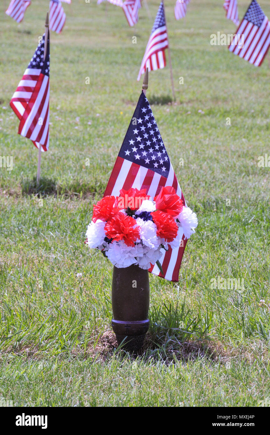 Funeral flowers american flag hi-res stock photography and images - Alamy