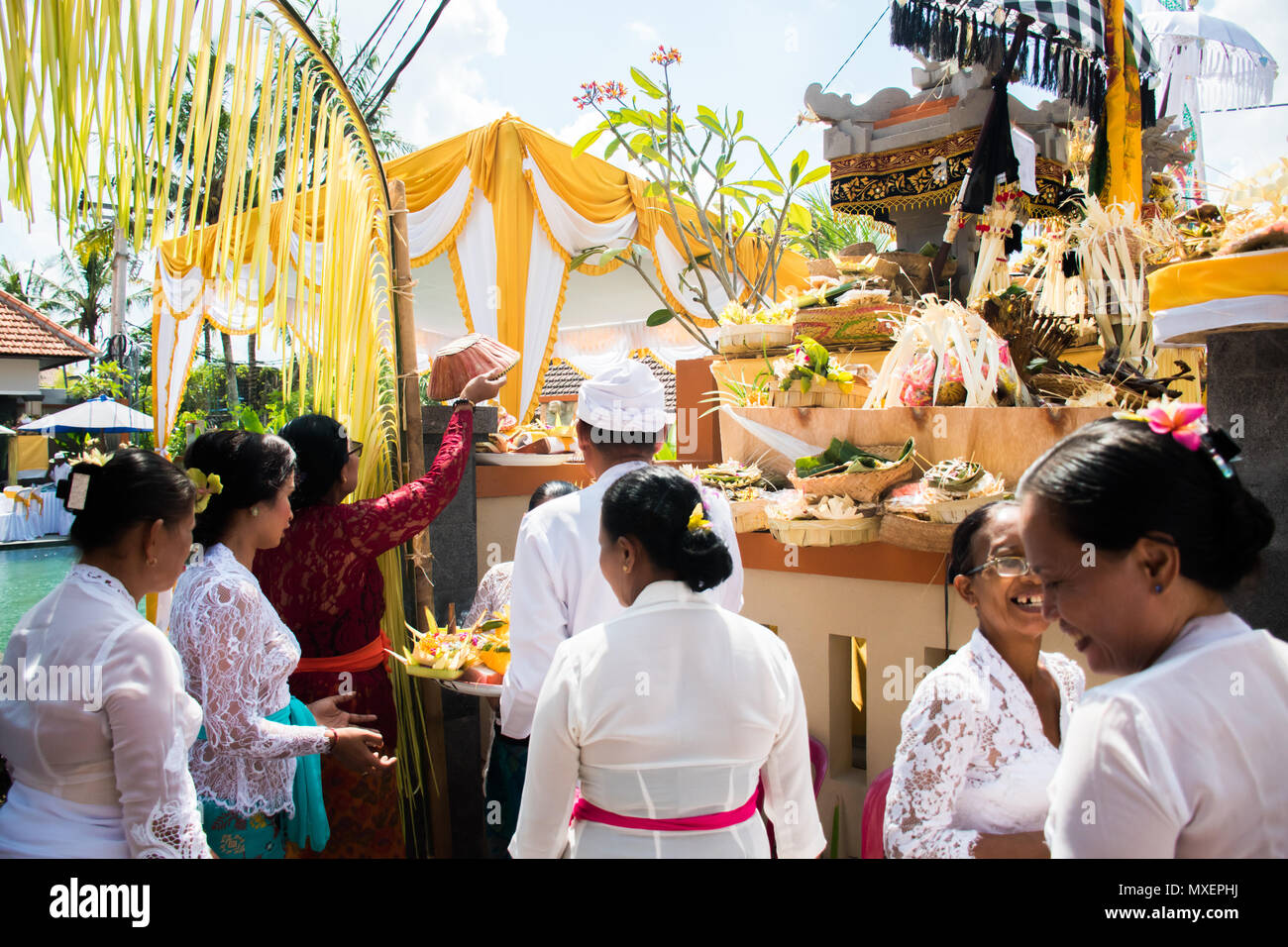 Women in sarong hi-res stock photography and images - Alamy
