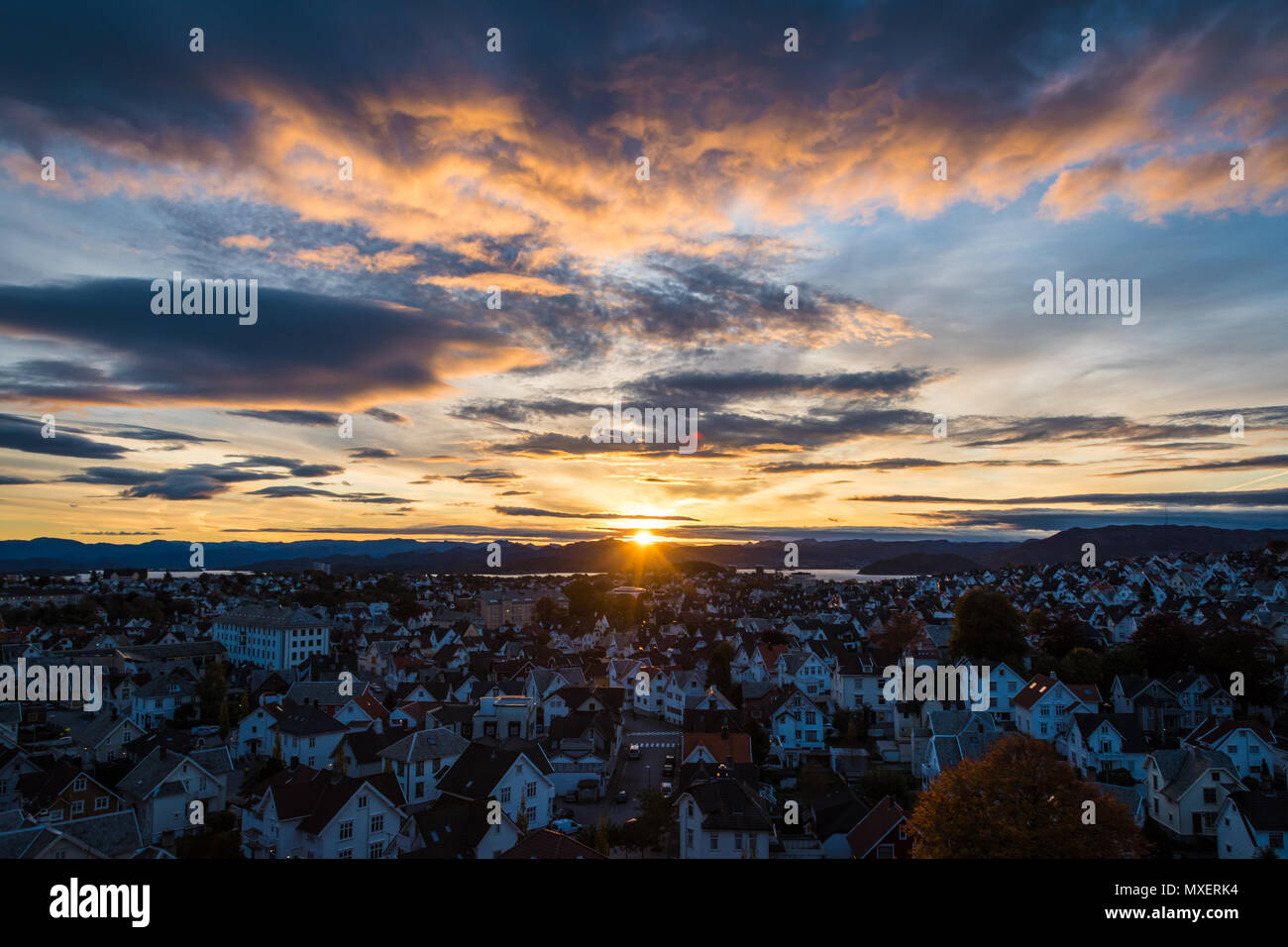 Sun rising behind mountains hi-res stock photography and images - Alamy