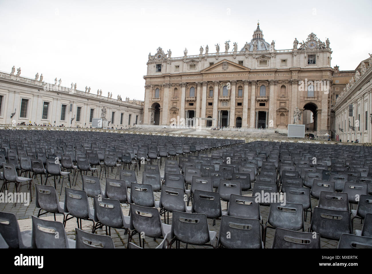 Empty piazza san pietro in the vatican hi-res stock photography and ...