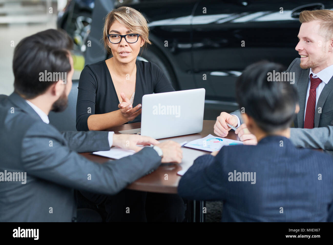 Retail manager meeting hi-res stock photography and images - Alamy