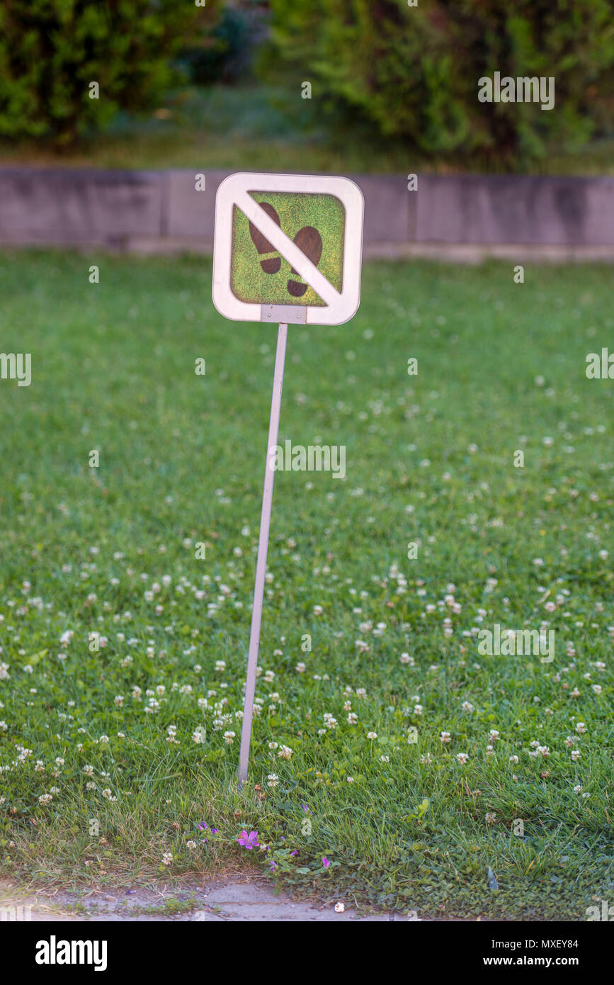 Warning sign - Do not walk the lawn! Stock Photo - Alamy