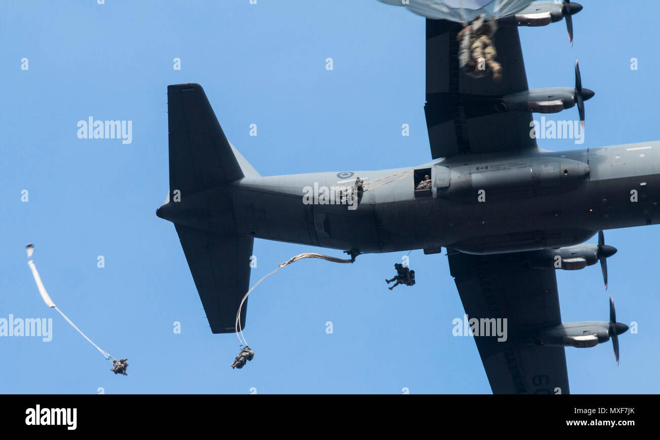Paratroopers of 1st Battalion, 501st Parachute Infantry Regiment, 4th ...