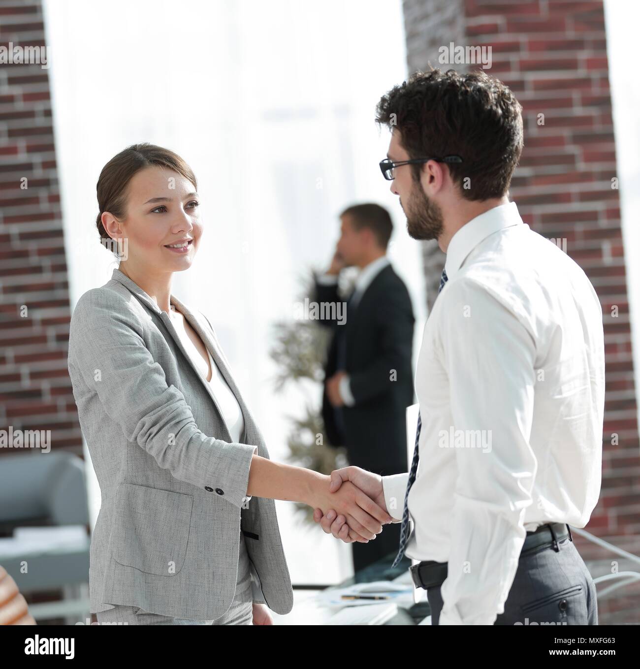 welcome and handshake business partners Stock Photo - Alamy