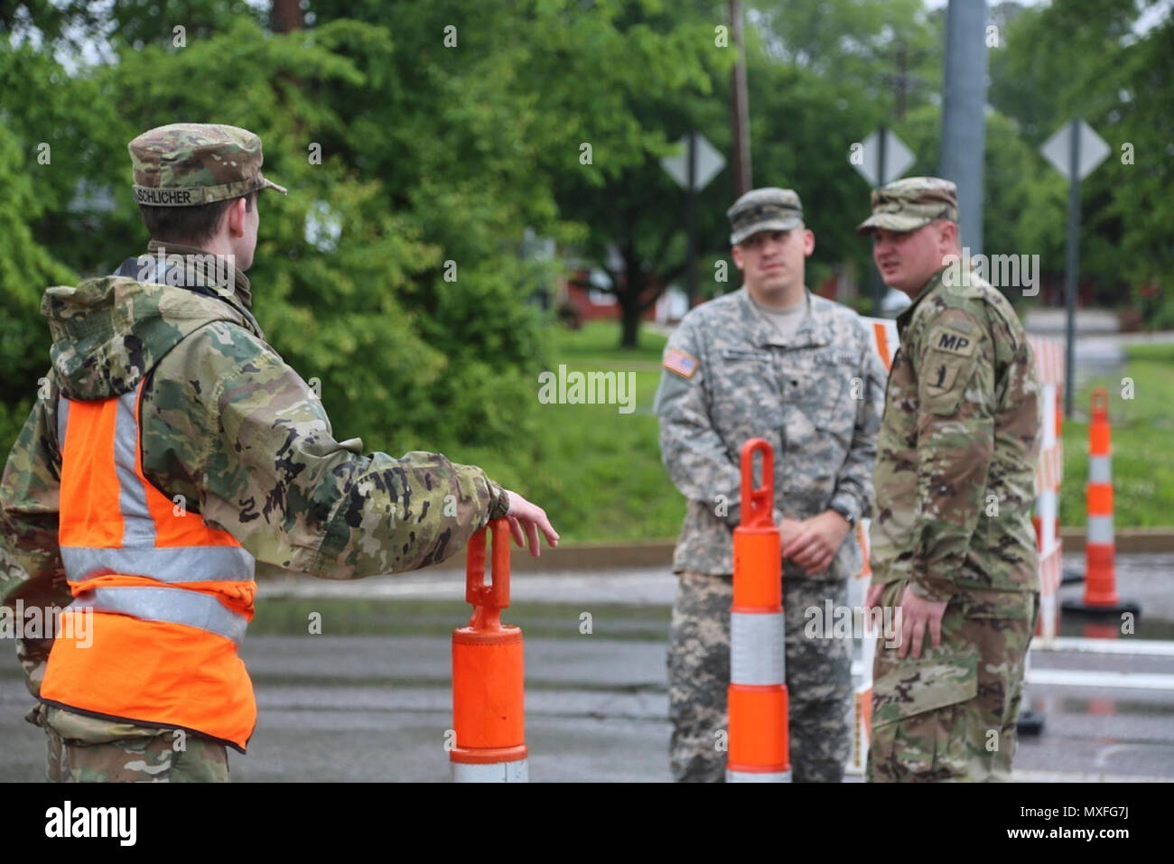 Missouri Army National Guardsmen of the 1175th Military Police Company ...
