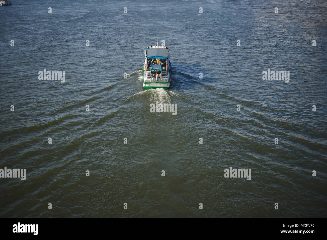 Boat moving away hi-res stock photography and images - Alamy