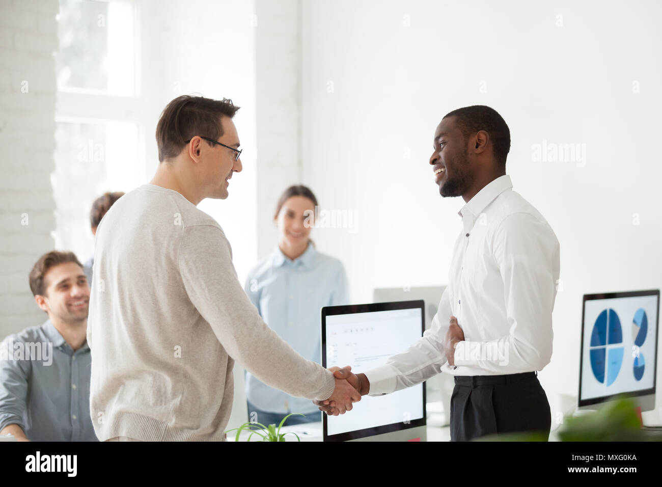 Business hand shaking black hi-res stock photography and images - Alamy