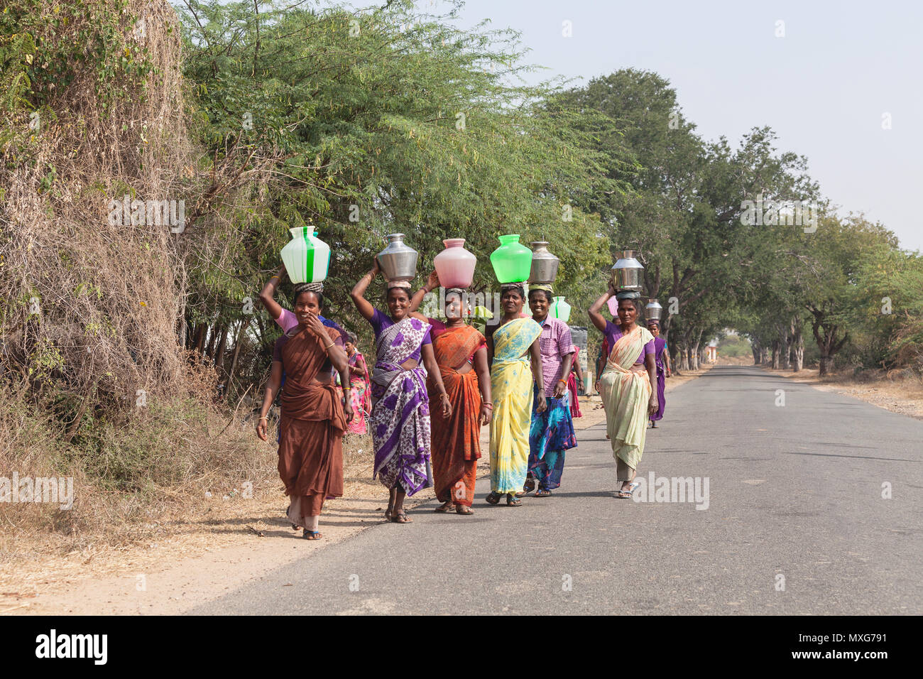 Indian Woman Carrying Pot On Head High Resolution Stock Photography and ...