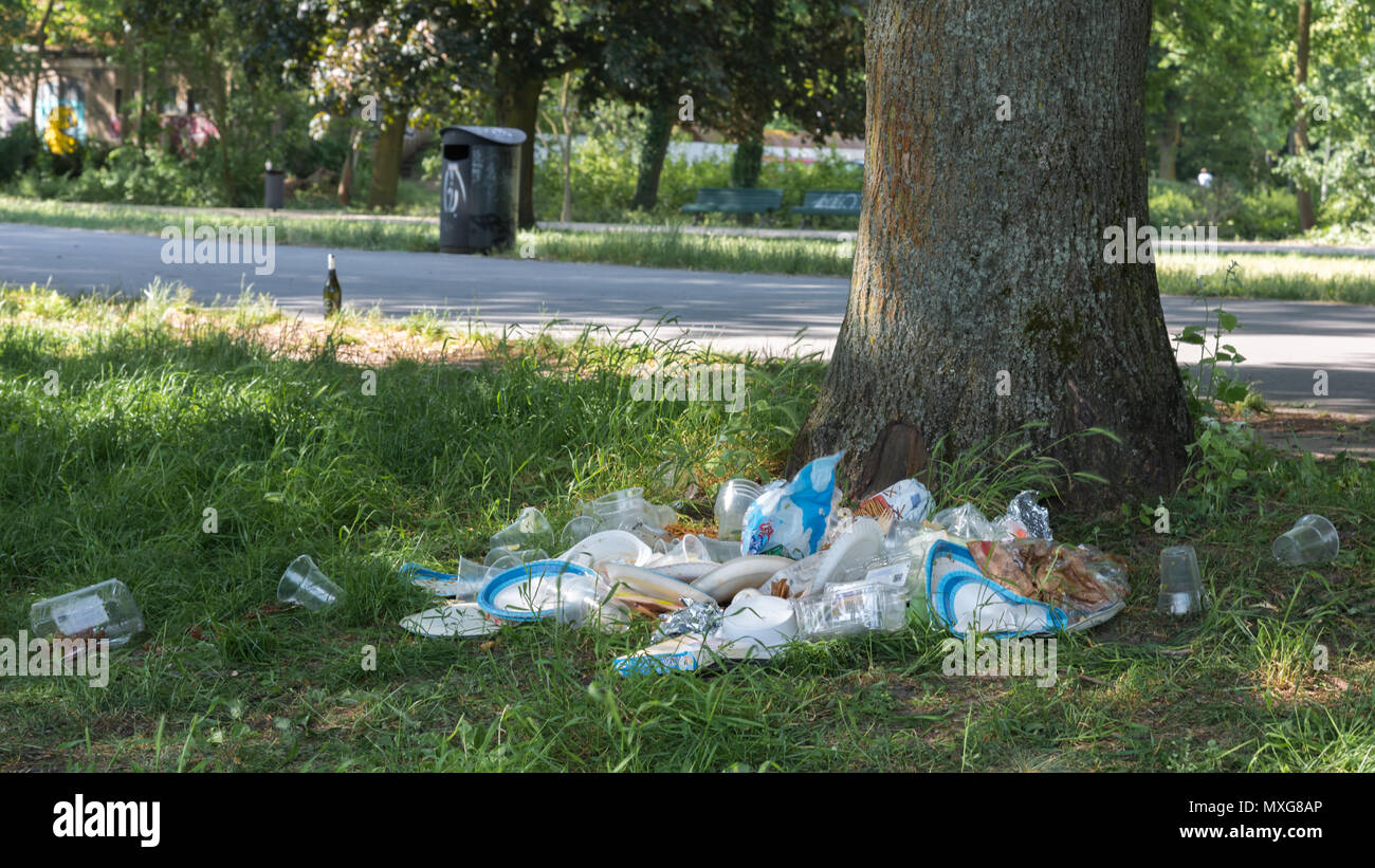 Park garbage container hi-res stock photography and images - Alamy