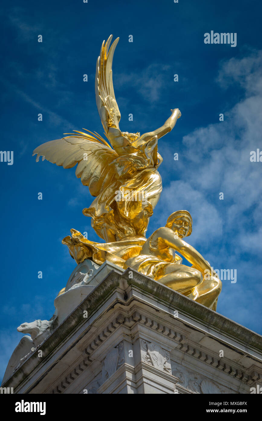 Buckingham palace bronze statue london hi-res stock photography and ...