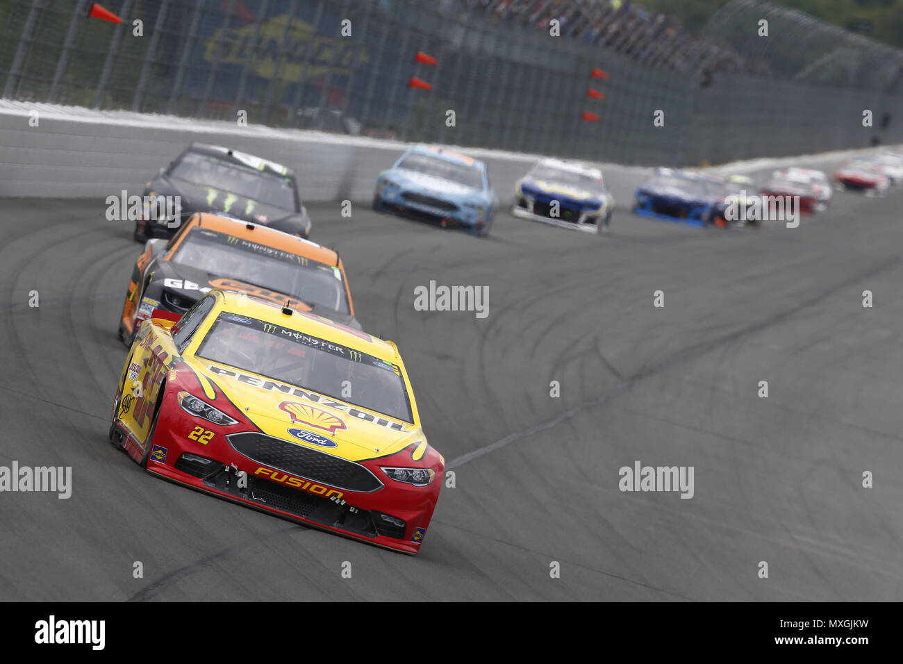 Long Pond, Pennsylvania, USA. 3rd June, 2018. Joey Logano (22) brings ...