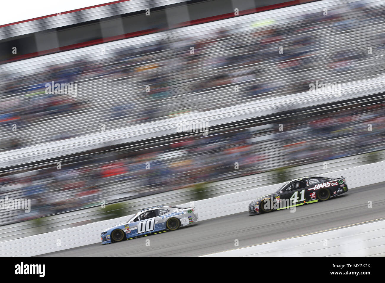 Long Pond, Pennsylvania, USA. 3rd June, 2018. Kurt Busch (41) brings ...