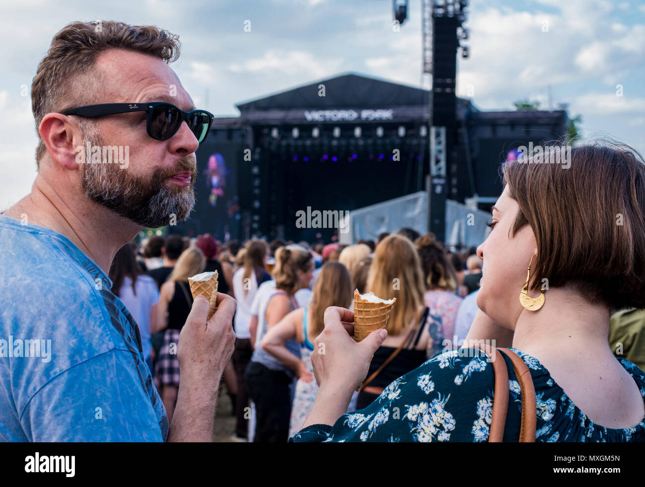 Couple and crowd and festival hi-res stock photography and images - Alamy
