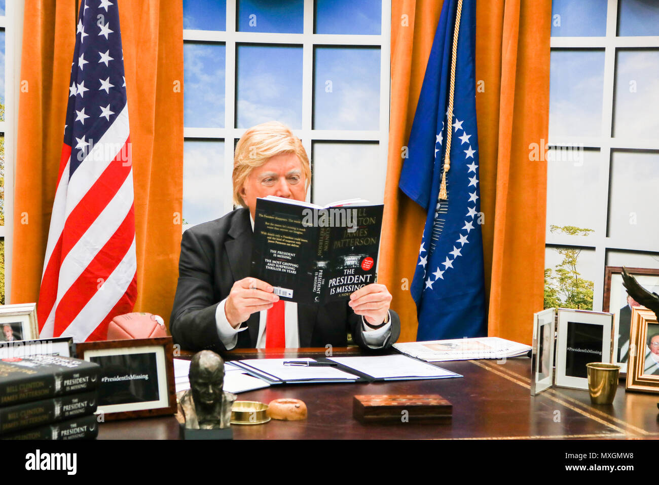 Bill clinton president oval office desk hi-res stock photography and ...