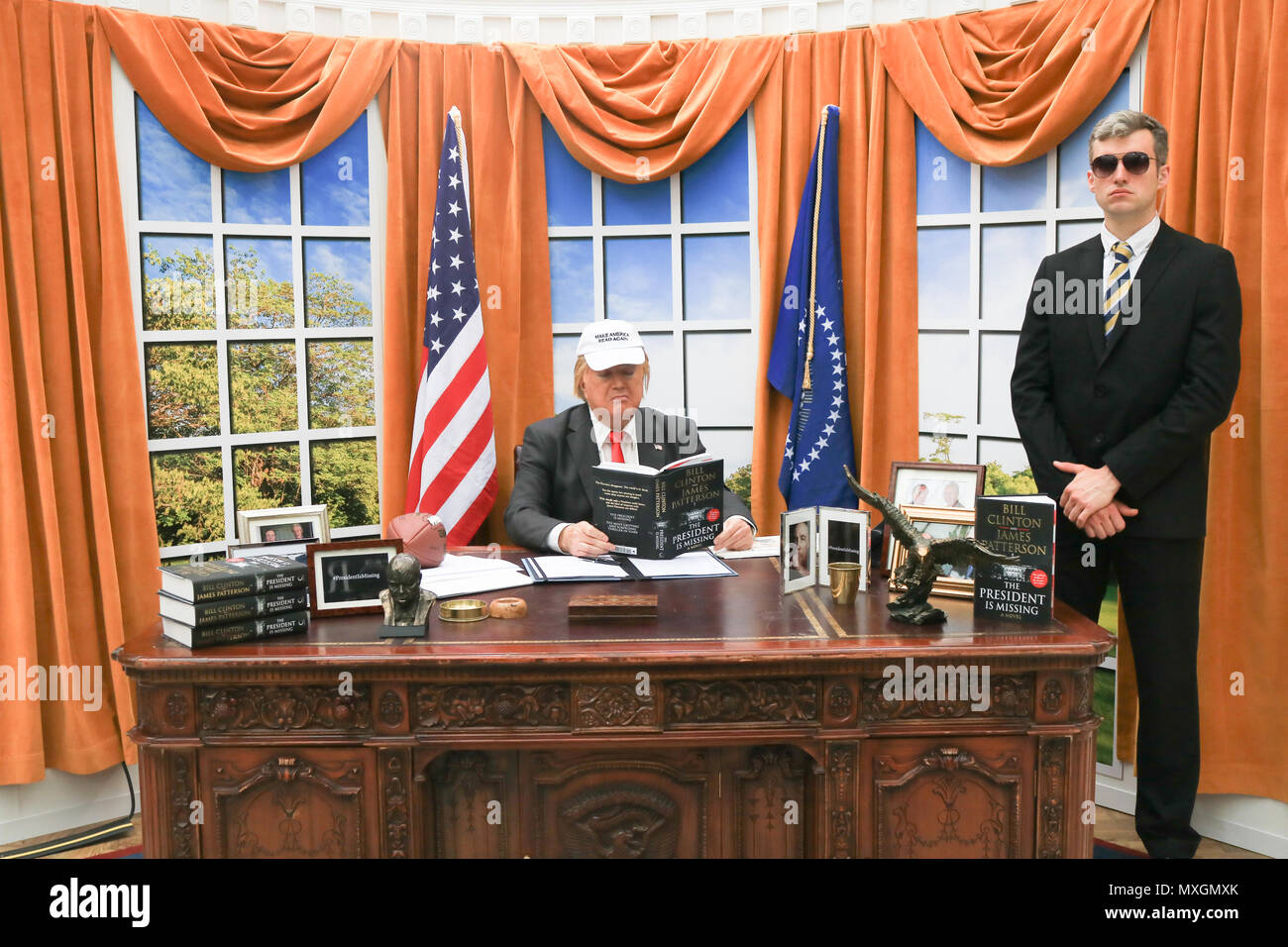 Bill clinton president oval office desk hi-res stock photography and ... Bill clinton president oval office desk hi-res stock photography and ...