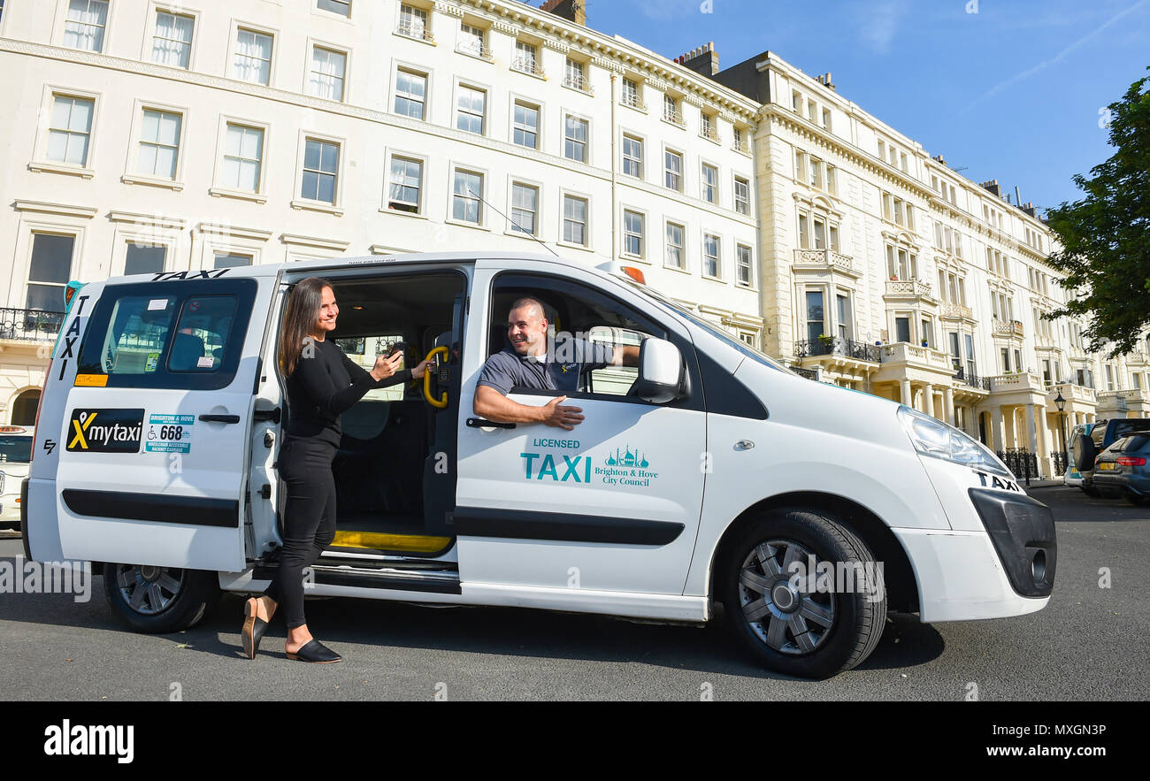 Brighton taxi cab hi-res stock photography and images - Alamy
