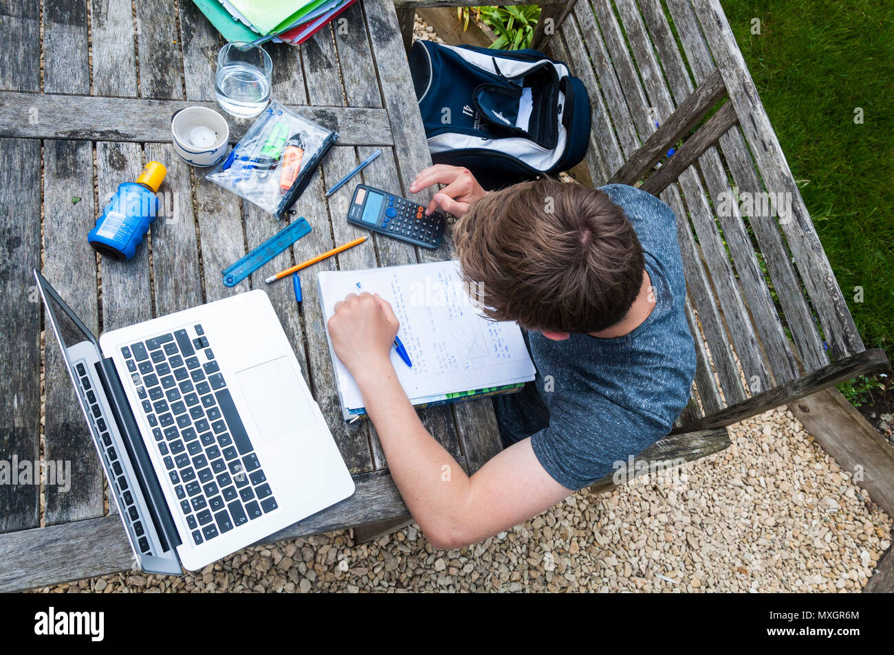 Bath, Somerset, UK. 4th June 2018. Seventeen year-old student revising ...