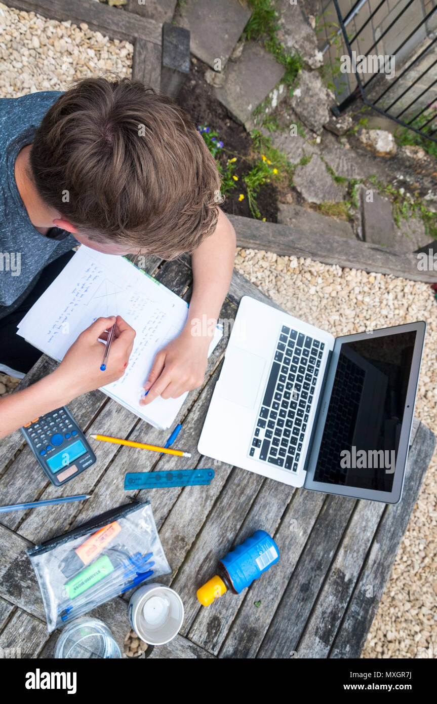 Bath, Somerset, UK. 4th June 2018. Seventeen year-old student revising ...
