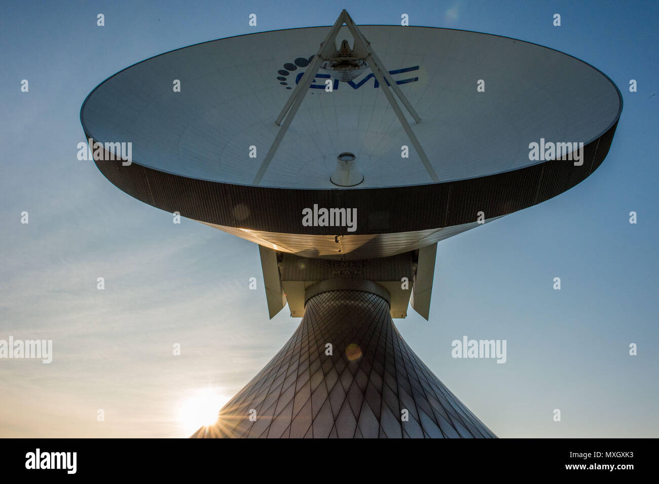 Telecommunications satellites hi-res stock photography and images - Alamy