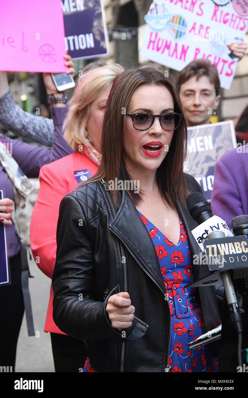 Alyssa milano me too movement hi-res stock photography and images - Alamy